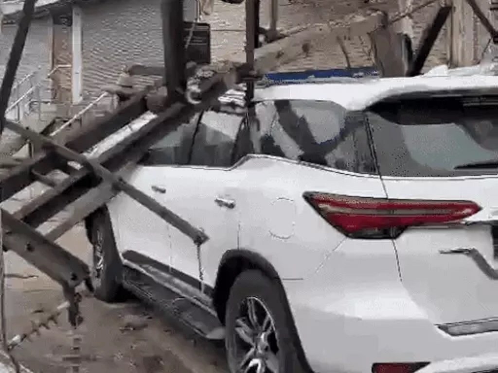 Uncontrollable Fortuner car collides with transformer, transformer ...